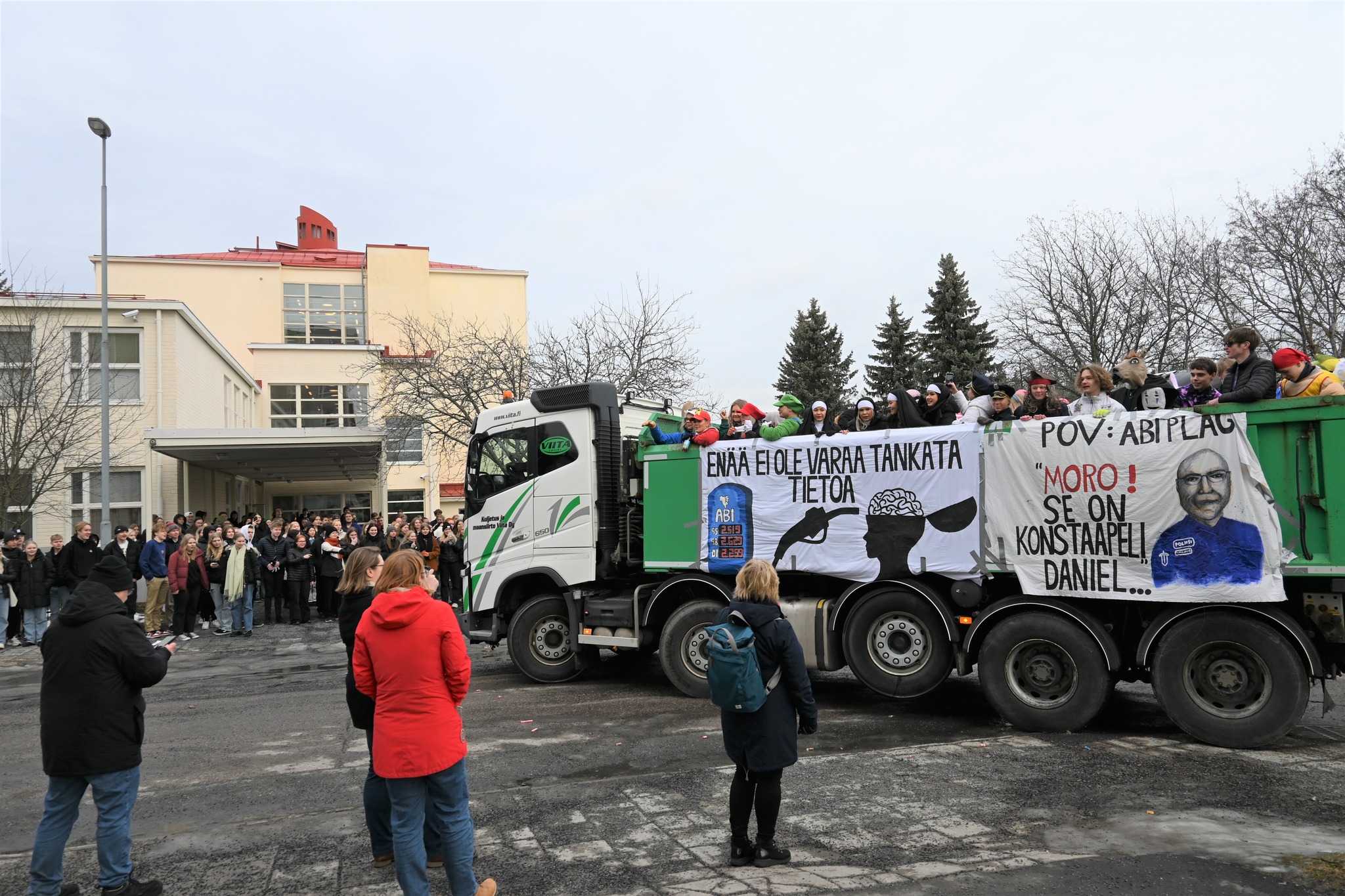 Tule seuraamaan penkkarihumua torstaina 8. helmikuuta Riihimäen torille ...